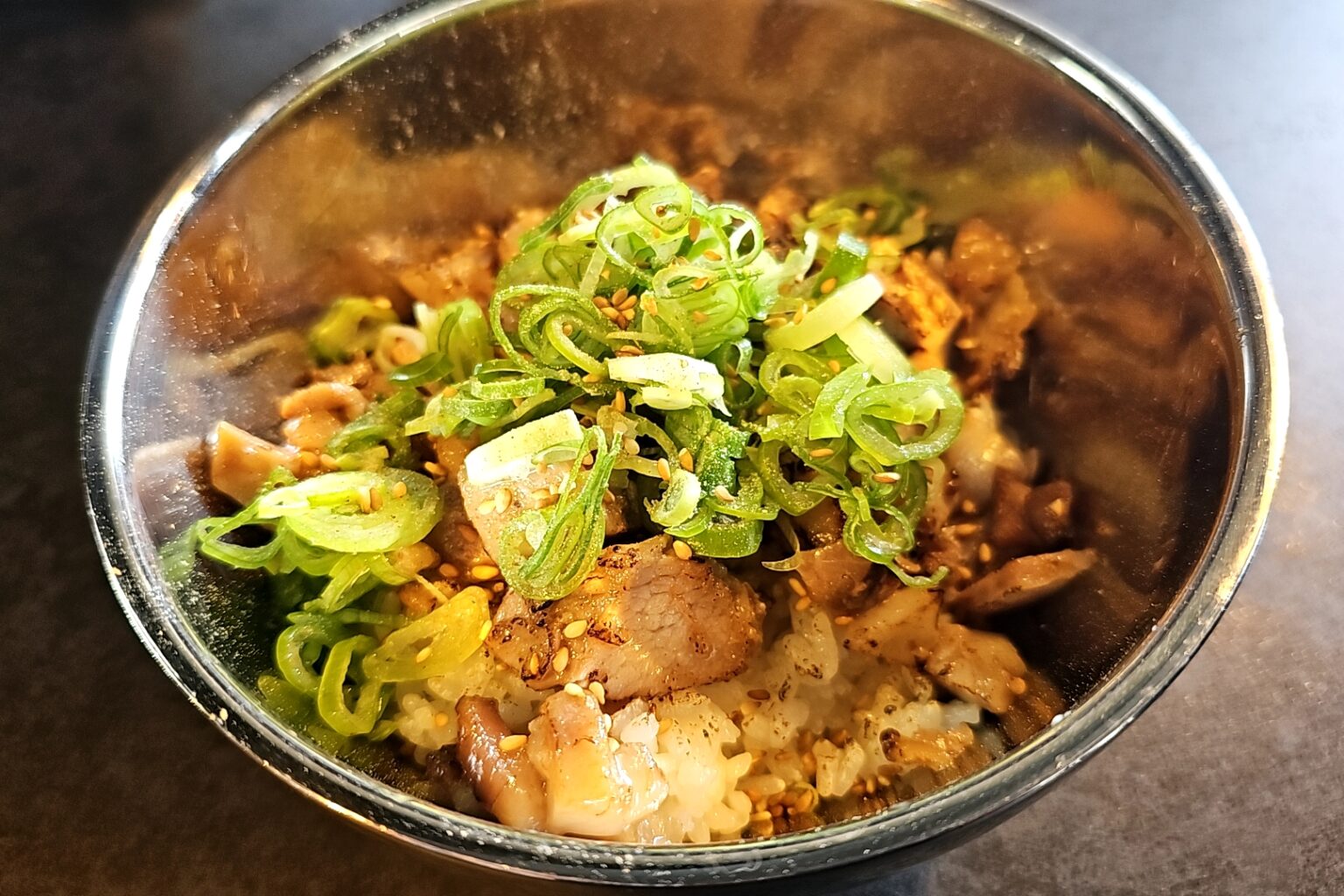 【HITONI YASASHIKU】 – 旅人になりたい