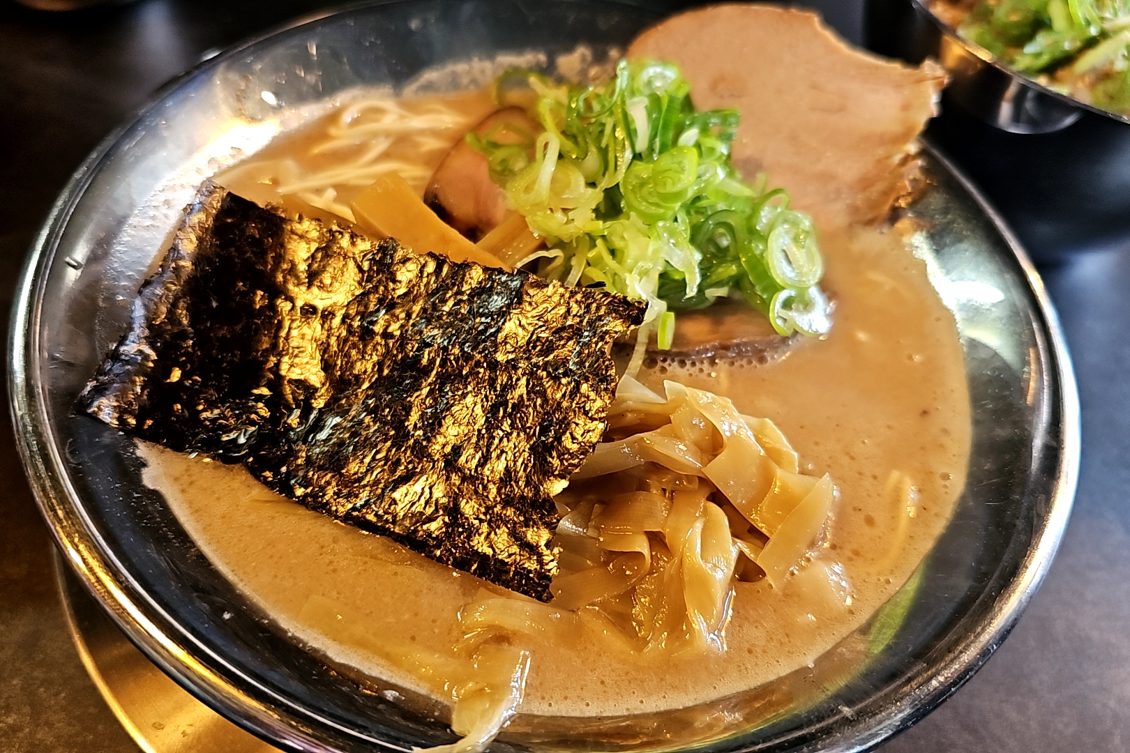 【HITONI YASASHIKU】 – 旅人になりたい